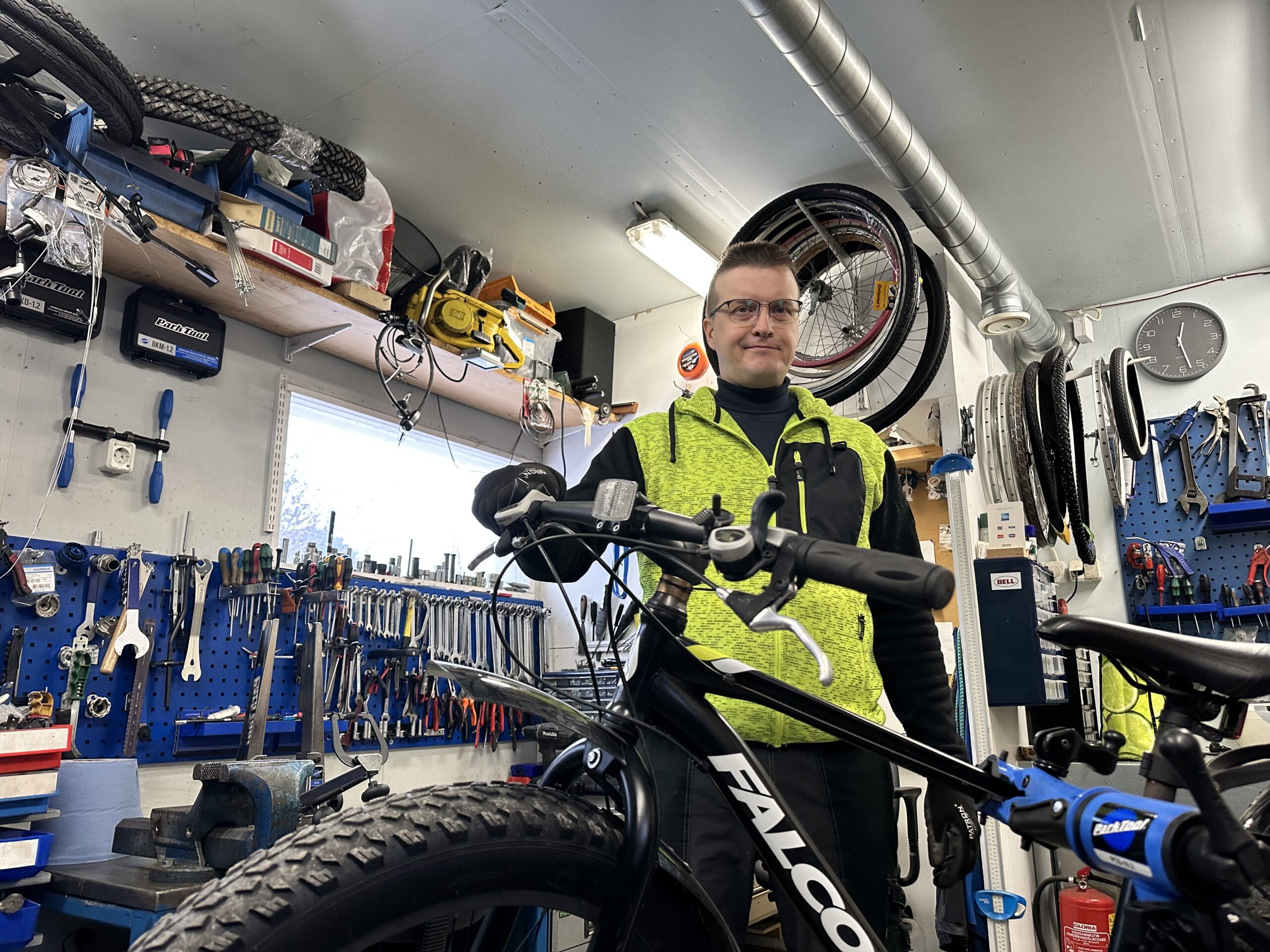 Sami Piippo korjaa pyöriä ja pienkoneita sekä toimii vuokratyöntekijänä ...